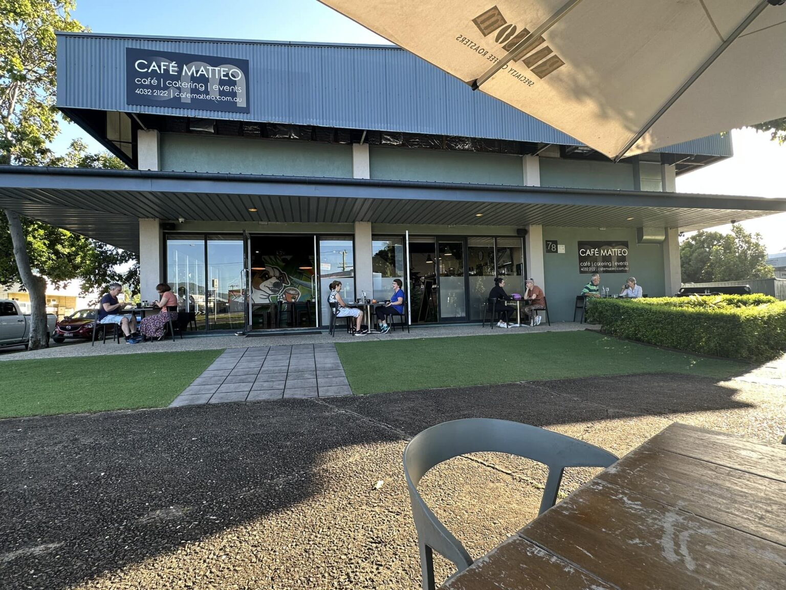 郊外のカフェ・Cafe Matteo – DJ Smith Property
